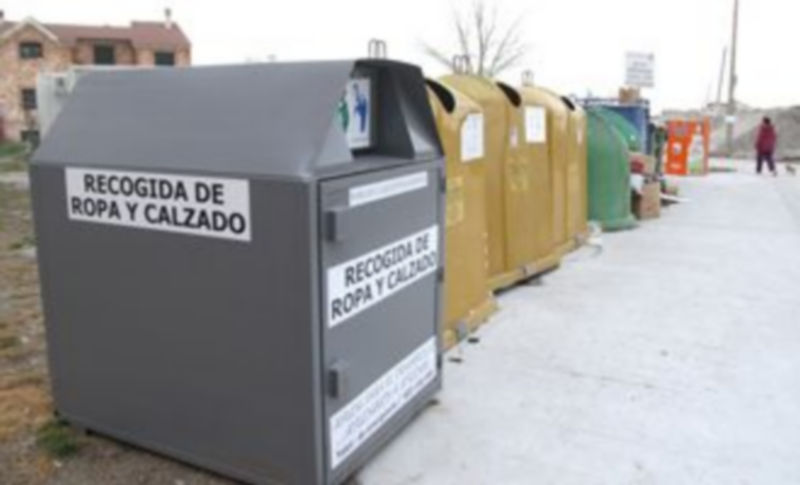 Medio Ambiente instala cinco nuevos contenedores de ropa usada