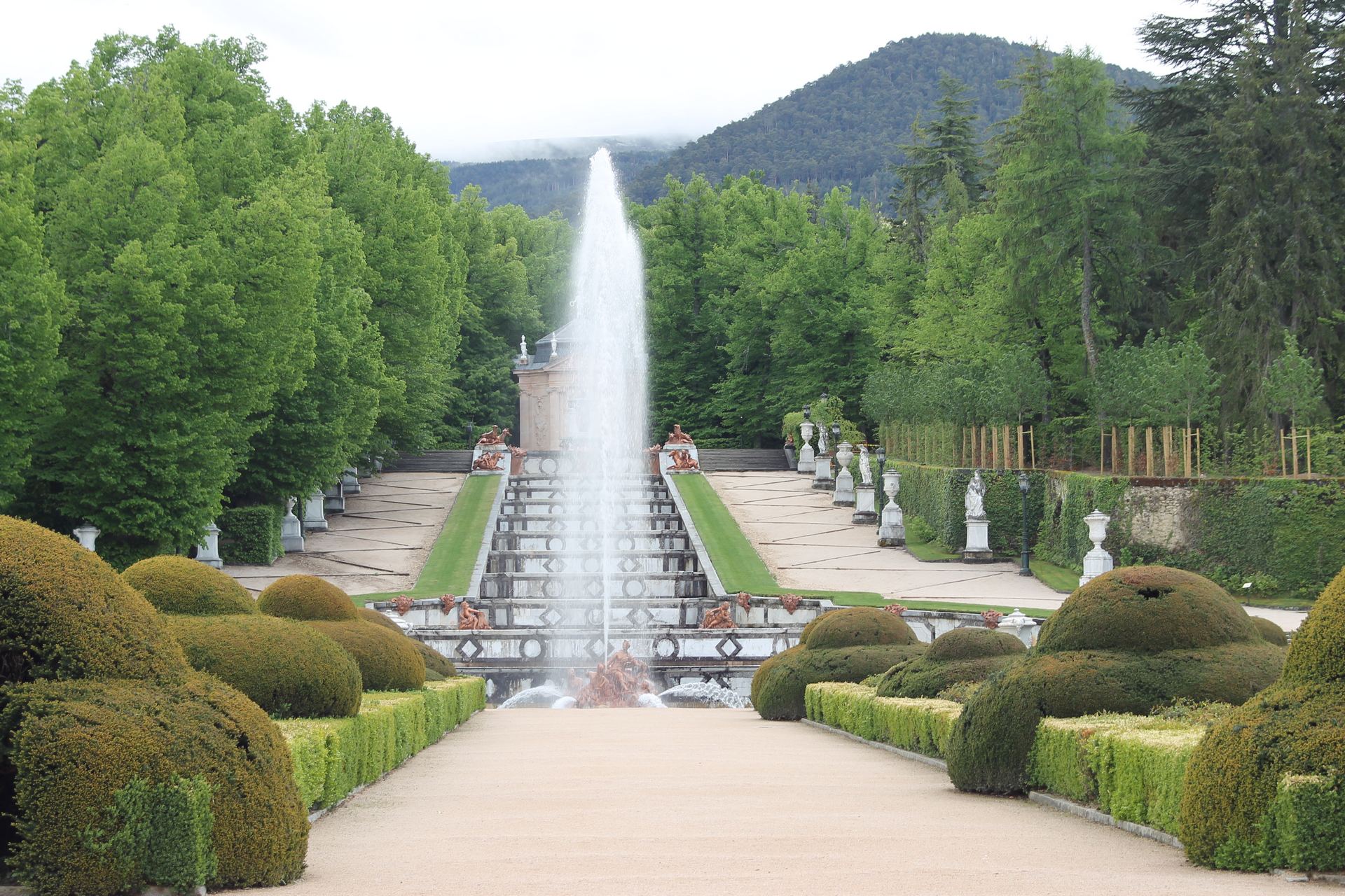 Las Fuentes Reales y el guion institucional dan la bienvenida al Monarca