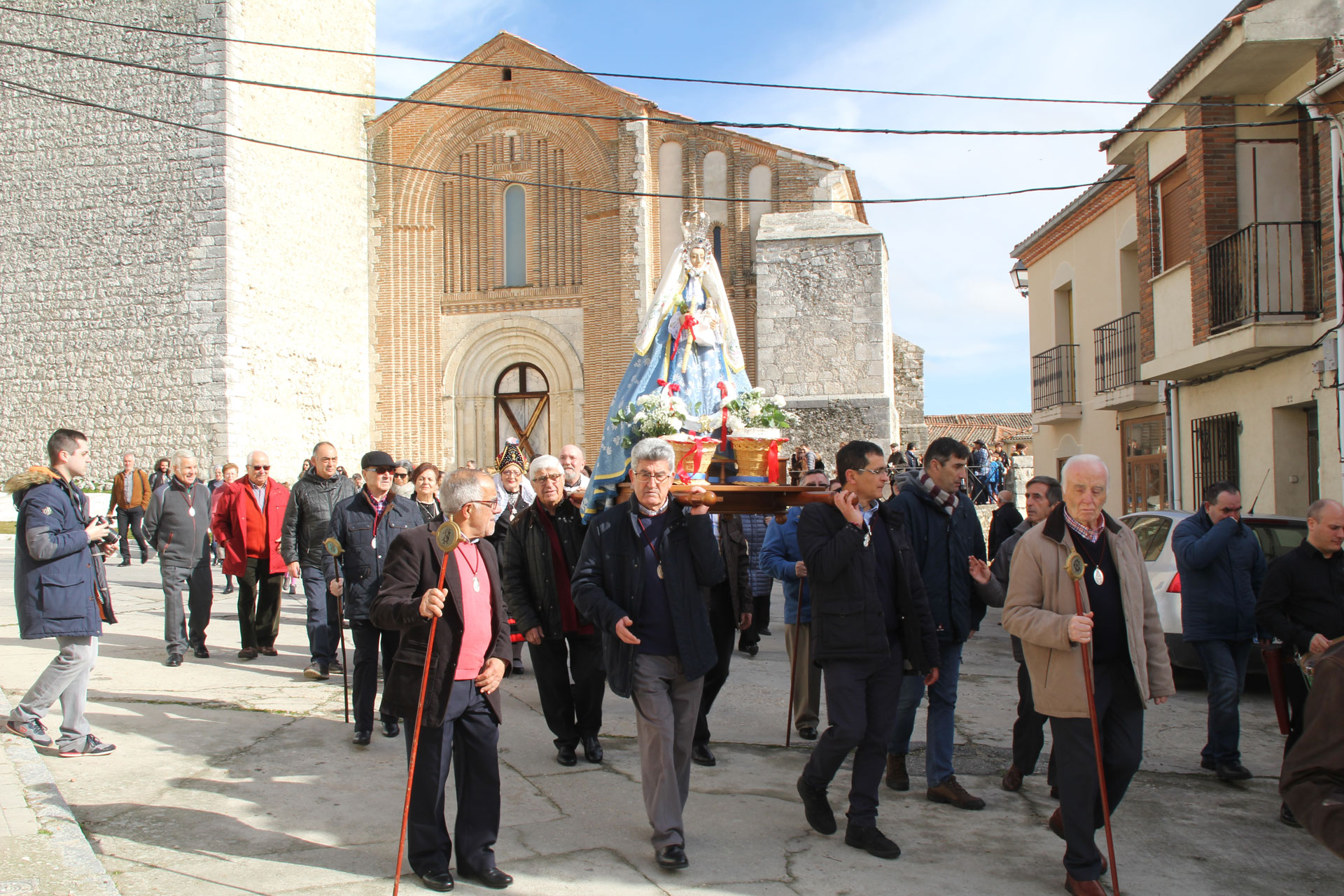 La procesión de Las Candelas en Cuéllar, a la luz del día
