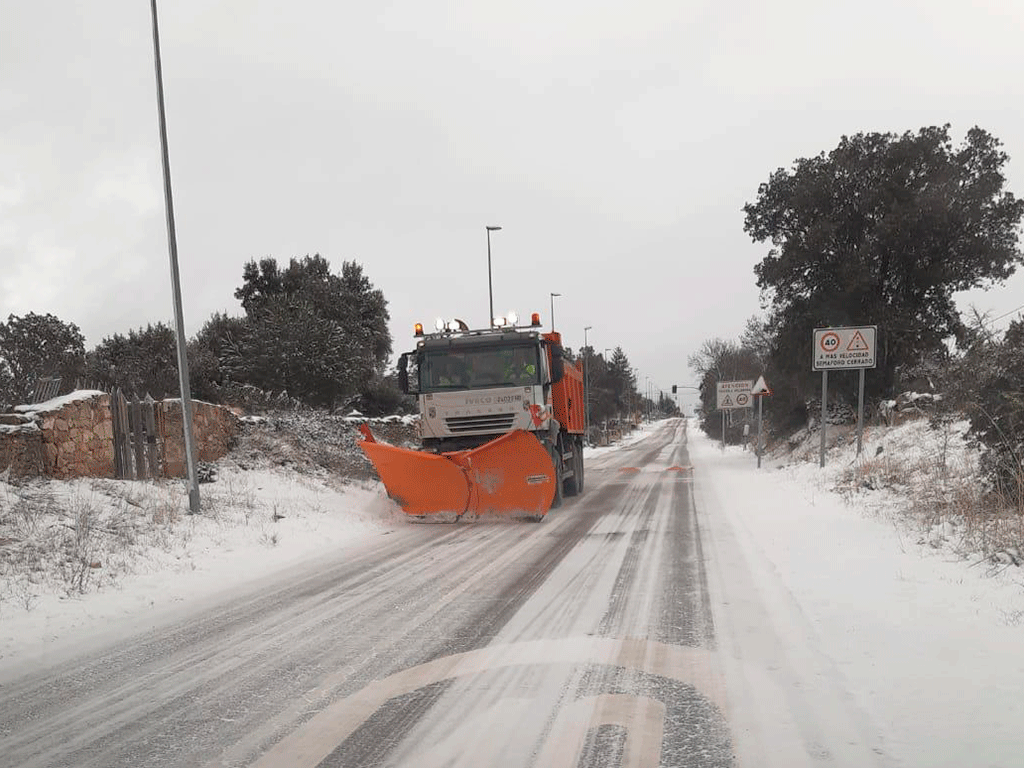 La nieve obliga a embolsar camiones en La Rades y complica la ...