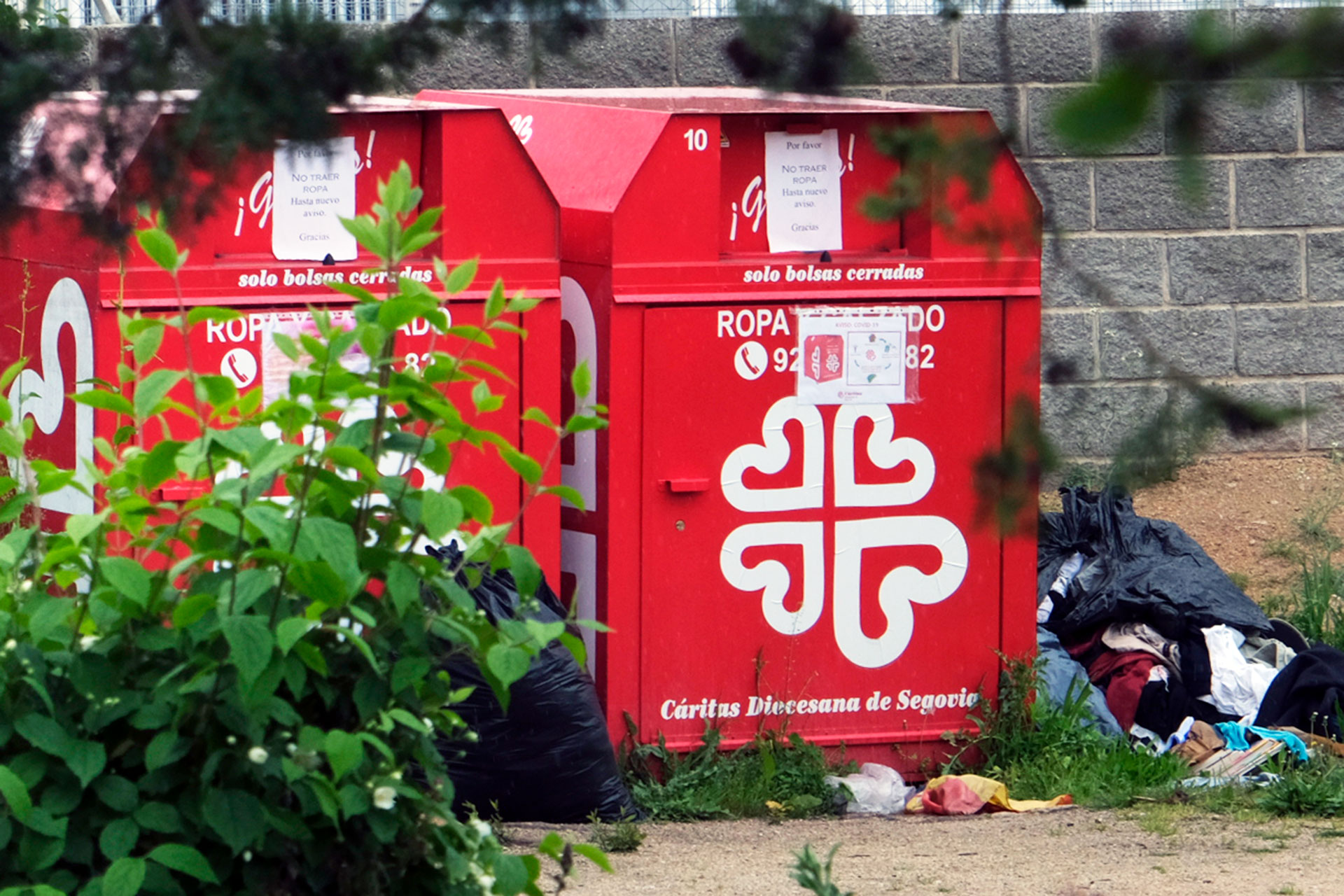 Cáritas recupera la normalidad en el servicio de recogida de ropa