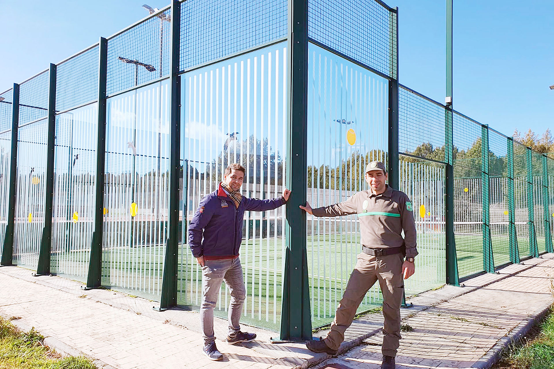 Prádena instala nuevos vinilos en la pista de pádel para evitar la ...
