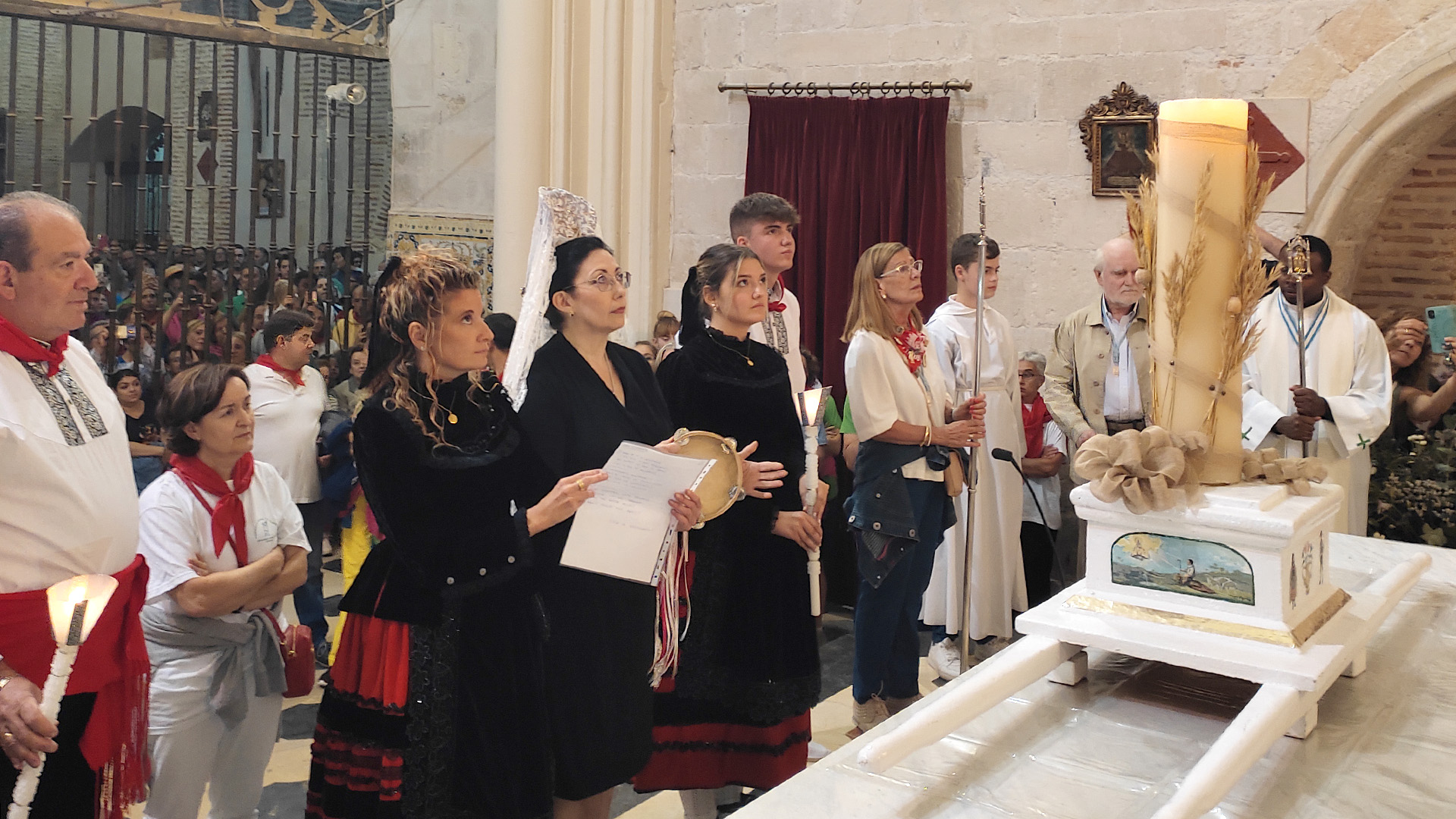 El Ofrecimiento de los Cirios ilumina Santa María la Real de Nieva