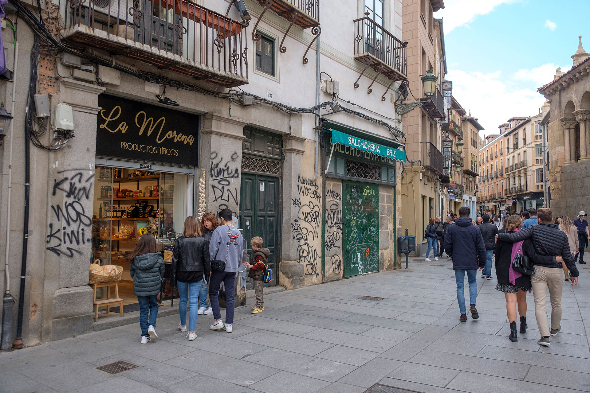 Aparece con pintadas una fachada comercial en la Calle Real