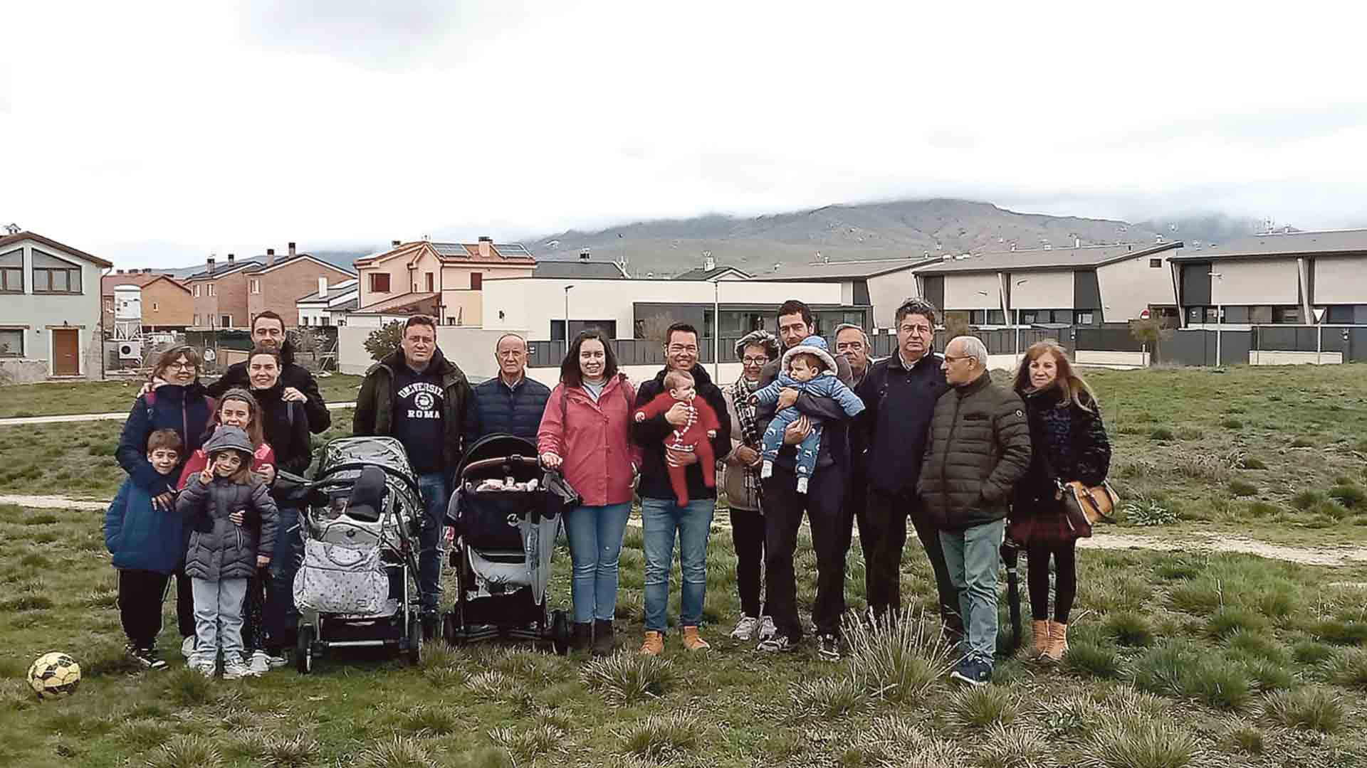 Familias de Carrascalejo y Robledo se suman a la campaña ‘Un niño un árbol’