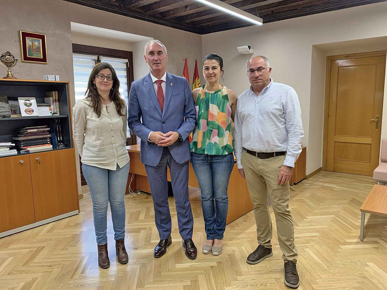 El delegado territorial recibe a la alcaldesa de Aguilafuente, María ...