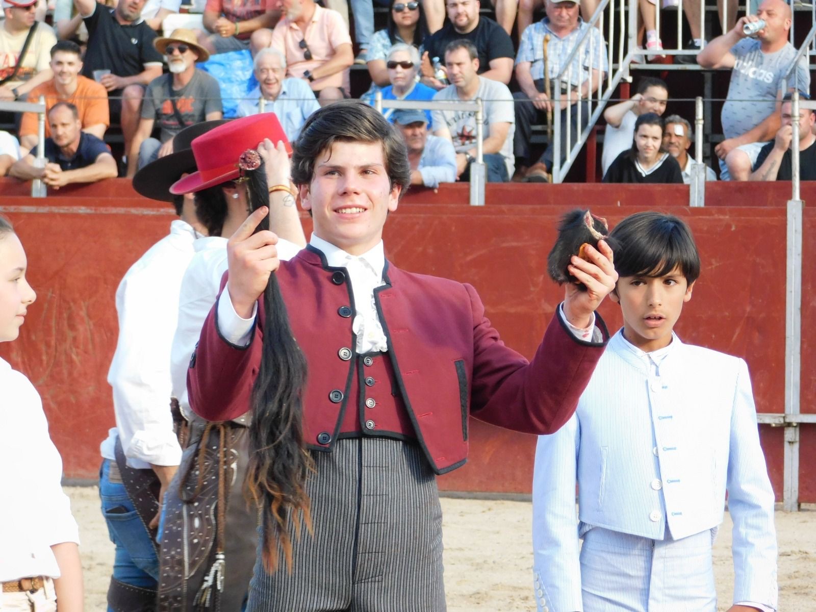 Triunfal clase práctica en Navas de San Antonio en la que Jorge Oliva pasea dos orejas y un rabo ...