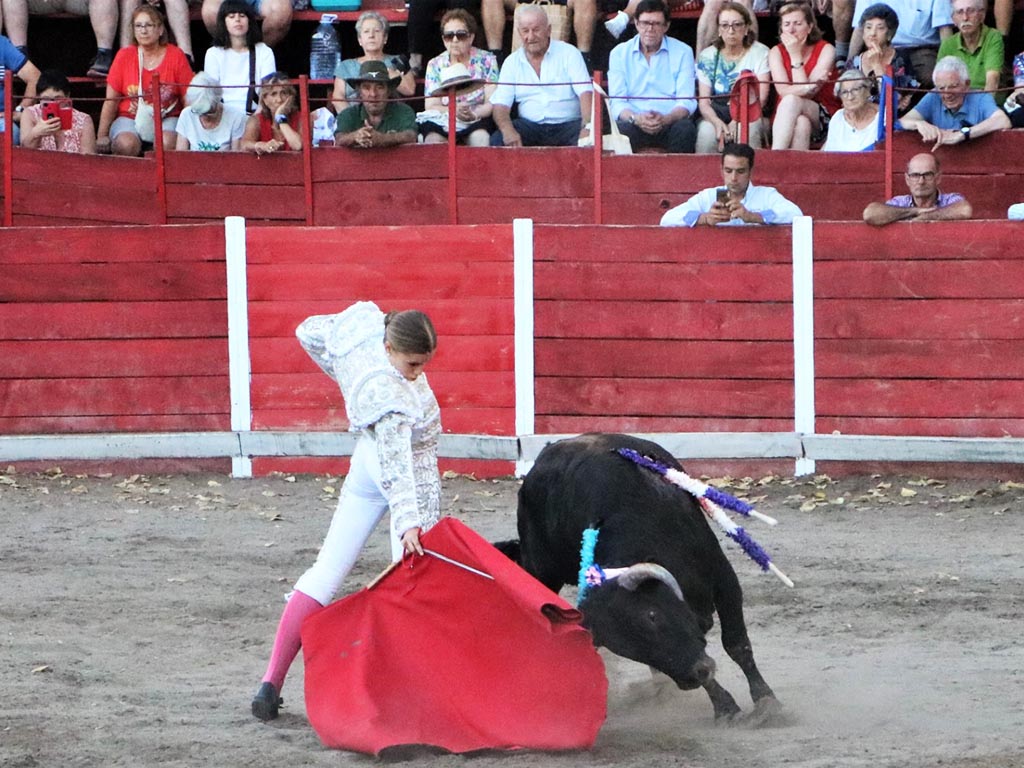 La novillera Olga Casado es profeta en Aguilafuente