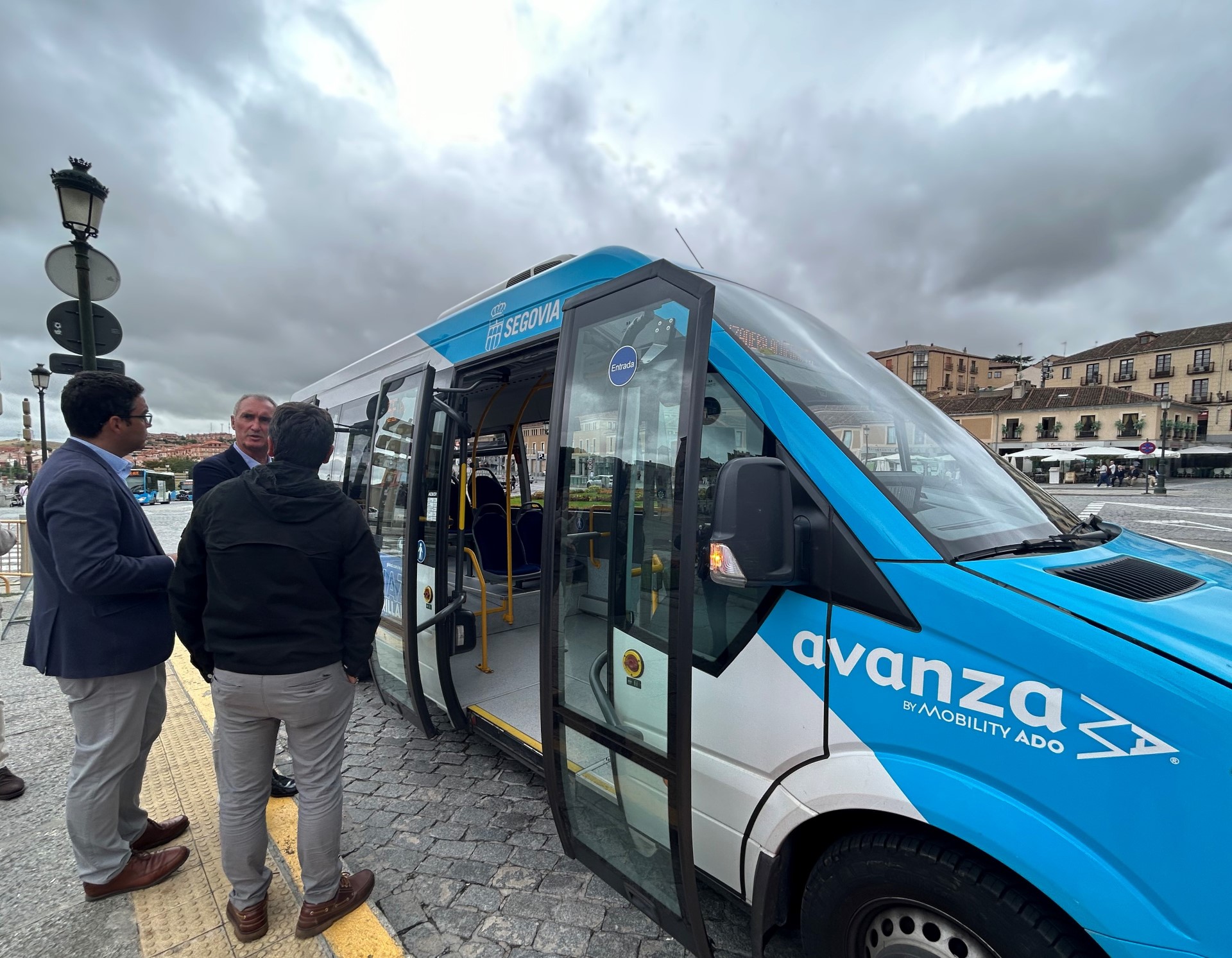 Más de 250 pasajeros se desplazan en las lanzaderas en la primera ...